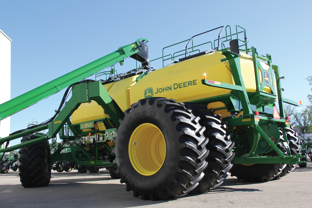 John Deere debuts new air drill and air cart - Grainews